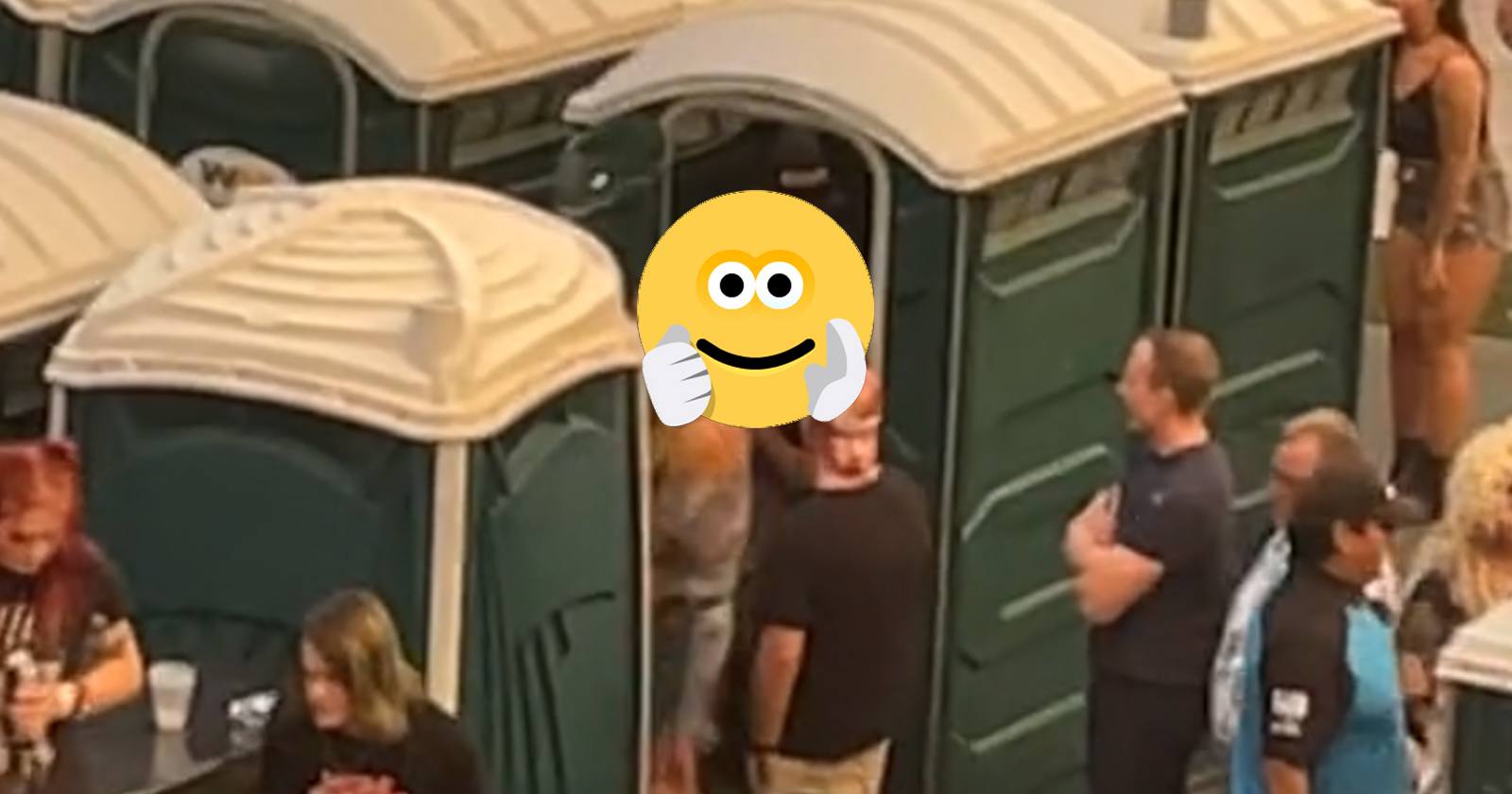 Hitsige man en vrouw kruipen samen op toilet tijdens concert. Wanneer ...