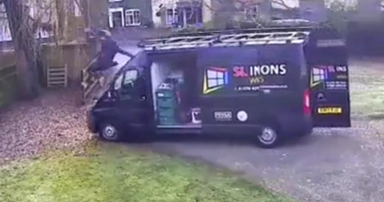 Bestelwagen begint zonder bestuurder te bollen, maar kerel grijpt op ...