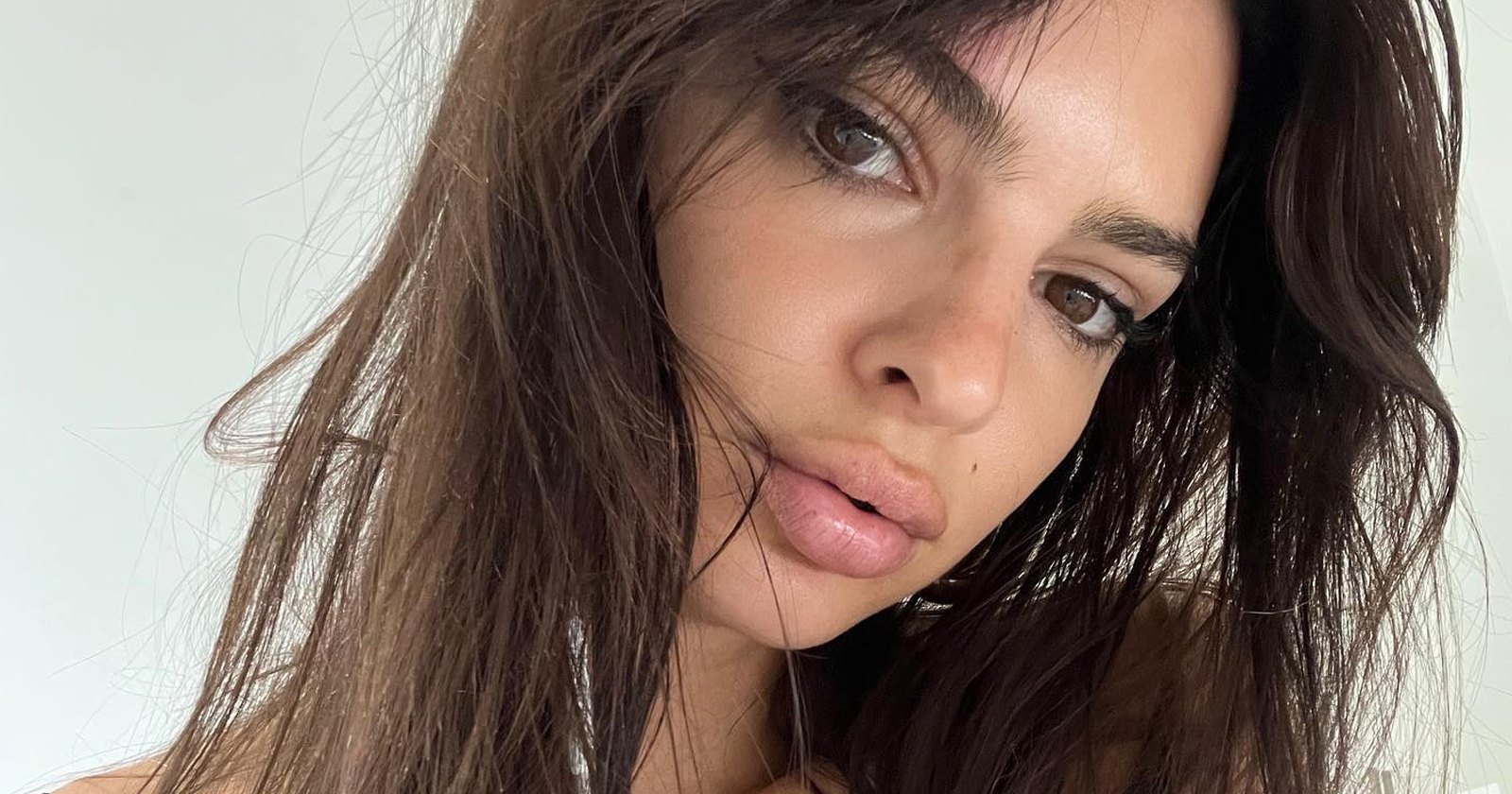 Emily Ratajkowski verbaast met bikinifilmpje: "Zo'n knappe vrouw ...