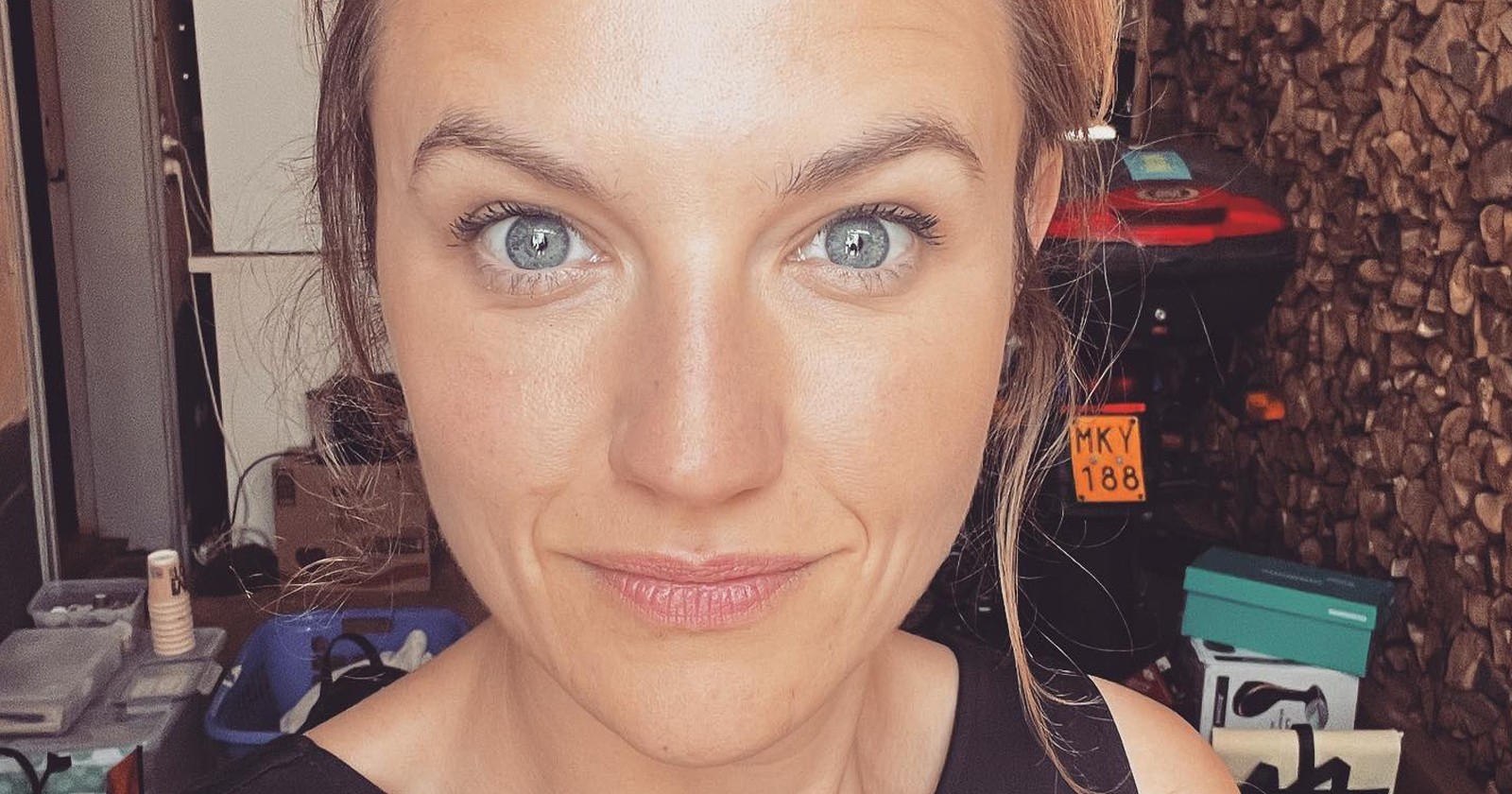 Instagram doet moeilijk over deze paaldansfoto van 'Dertigers'-actrice Sofie Joan Wouters ...