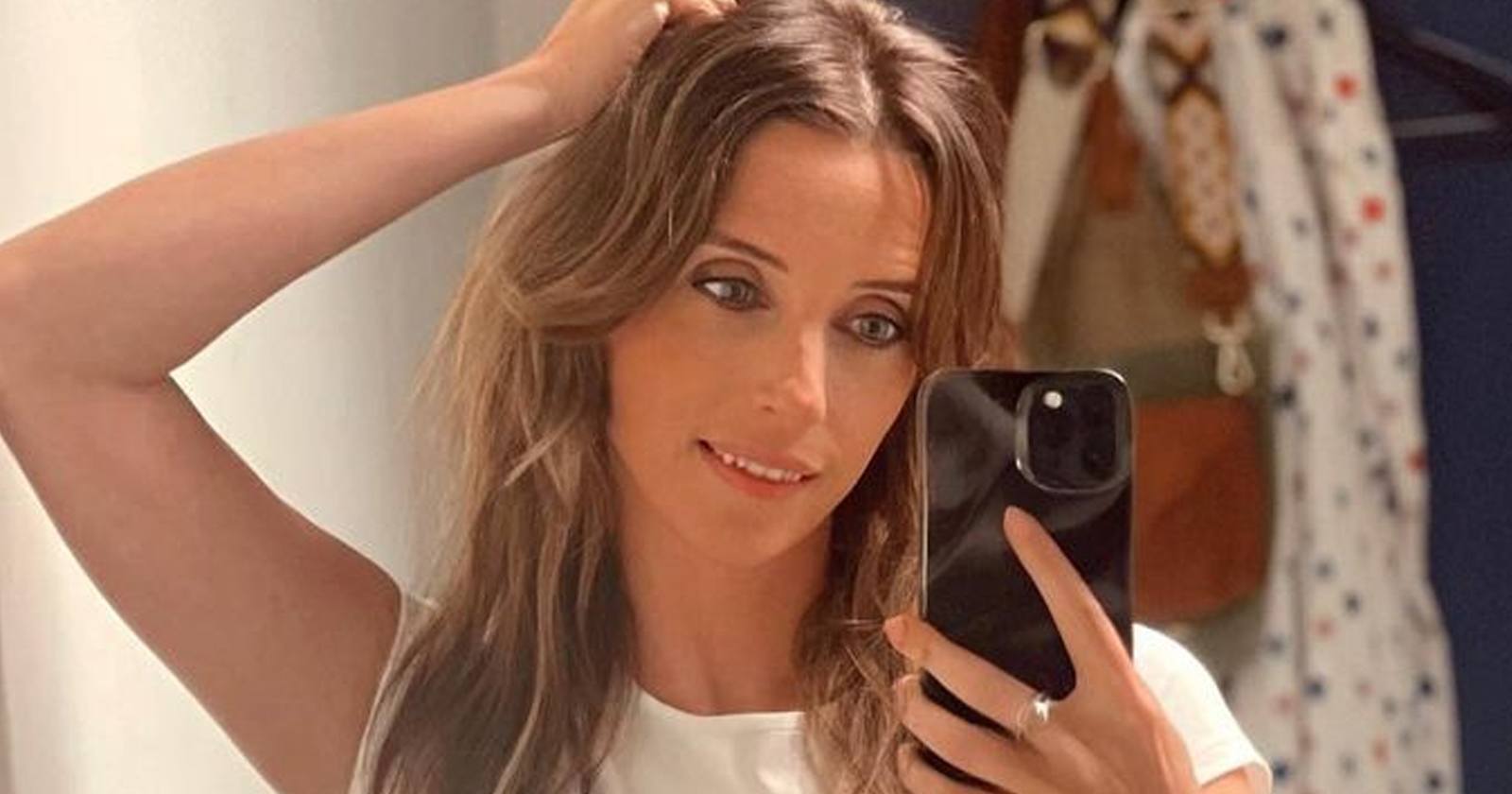 Zwangere 'Thuis'-actrice Tine Priem poseert in badpak: "Zo'n mooi ...