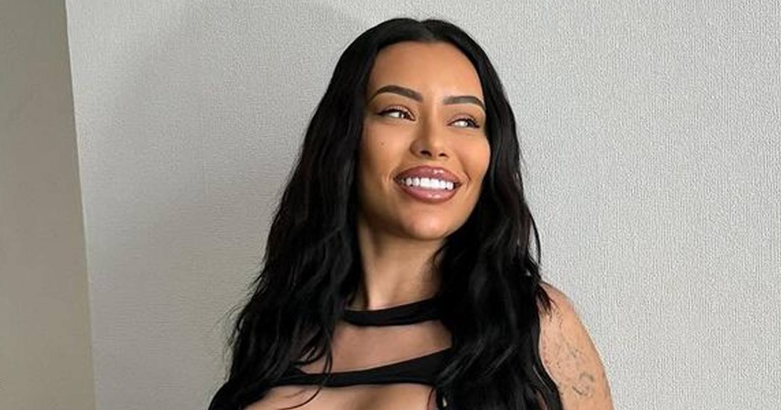 'Temptation'-Yasmine waagt zich aan wel héél uitgesneden outfit: "Wow ...