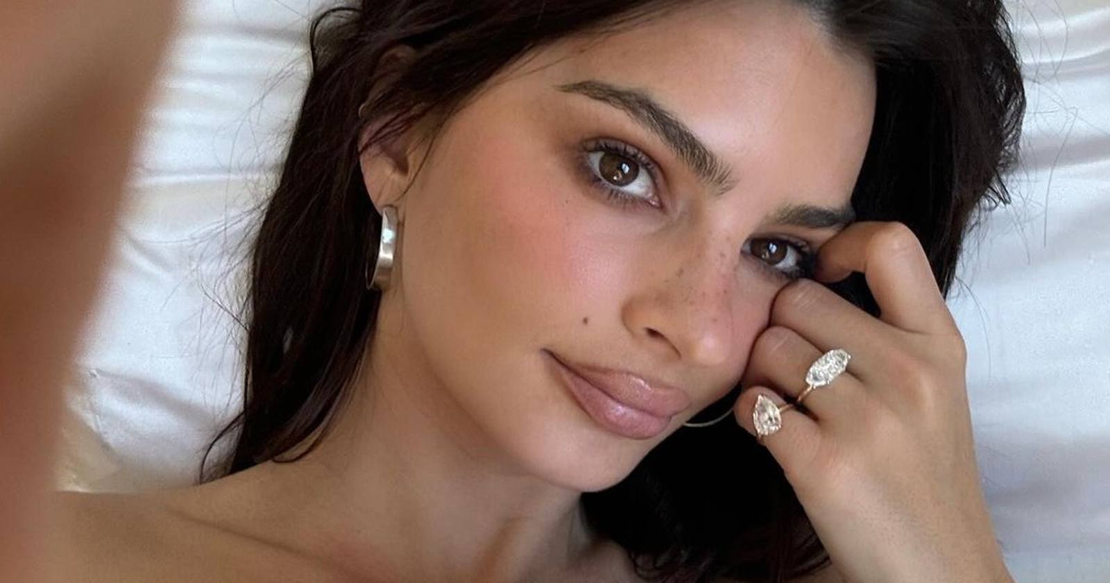 Emily Ratajkowski waagt zich aan doorzichtige jurk zonder ondergoed ...