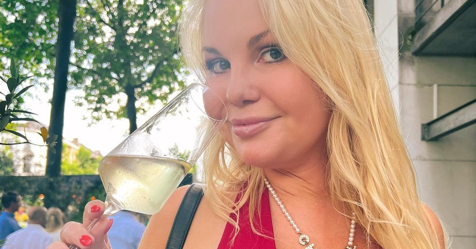 Lesley Ann Poppe Maakt Indruk Met Elegant Kleedje Geen Woorden Voor 5907