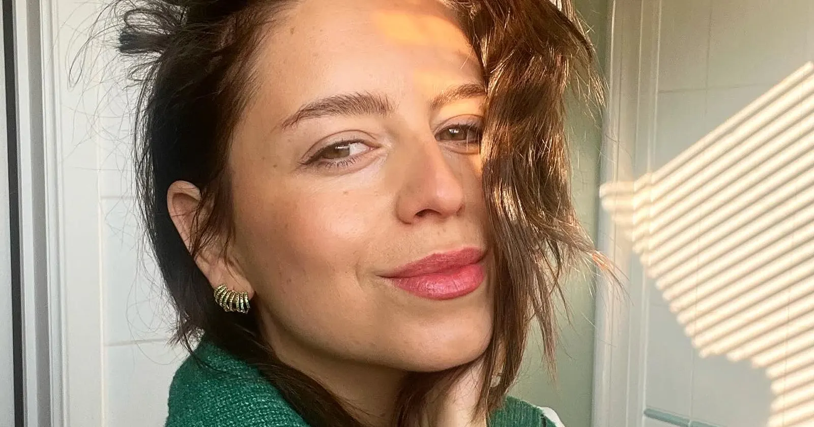 ‘thuis Actrice Lynn Van Den Broeck Geniet In Zomers Kleedje Van De Zon Schoonheid Fotos