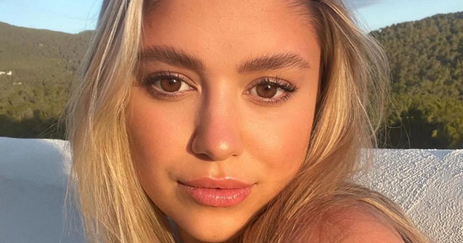 Zita Wauters verbaast fans met diep uitgesneden festivaloutfit: "Vamp ...