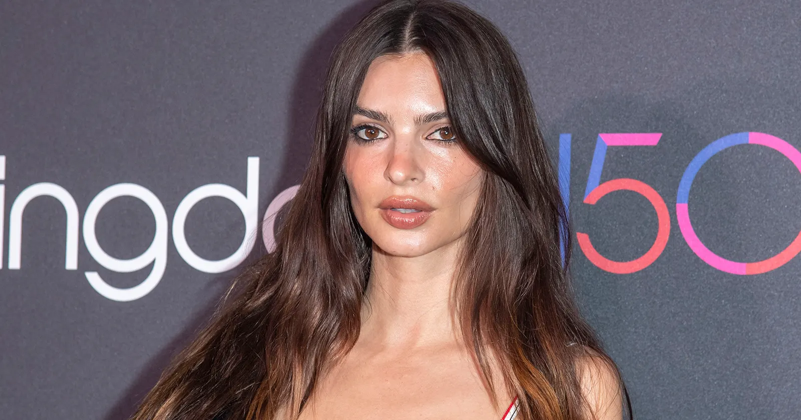 Emily Ratajkowski zet Instagram in vuur en vlam met verleidelijke pose ...