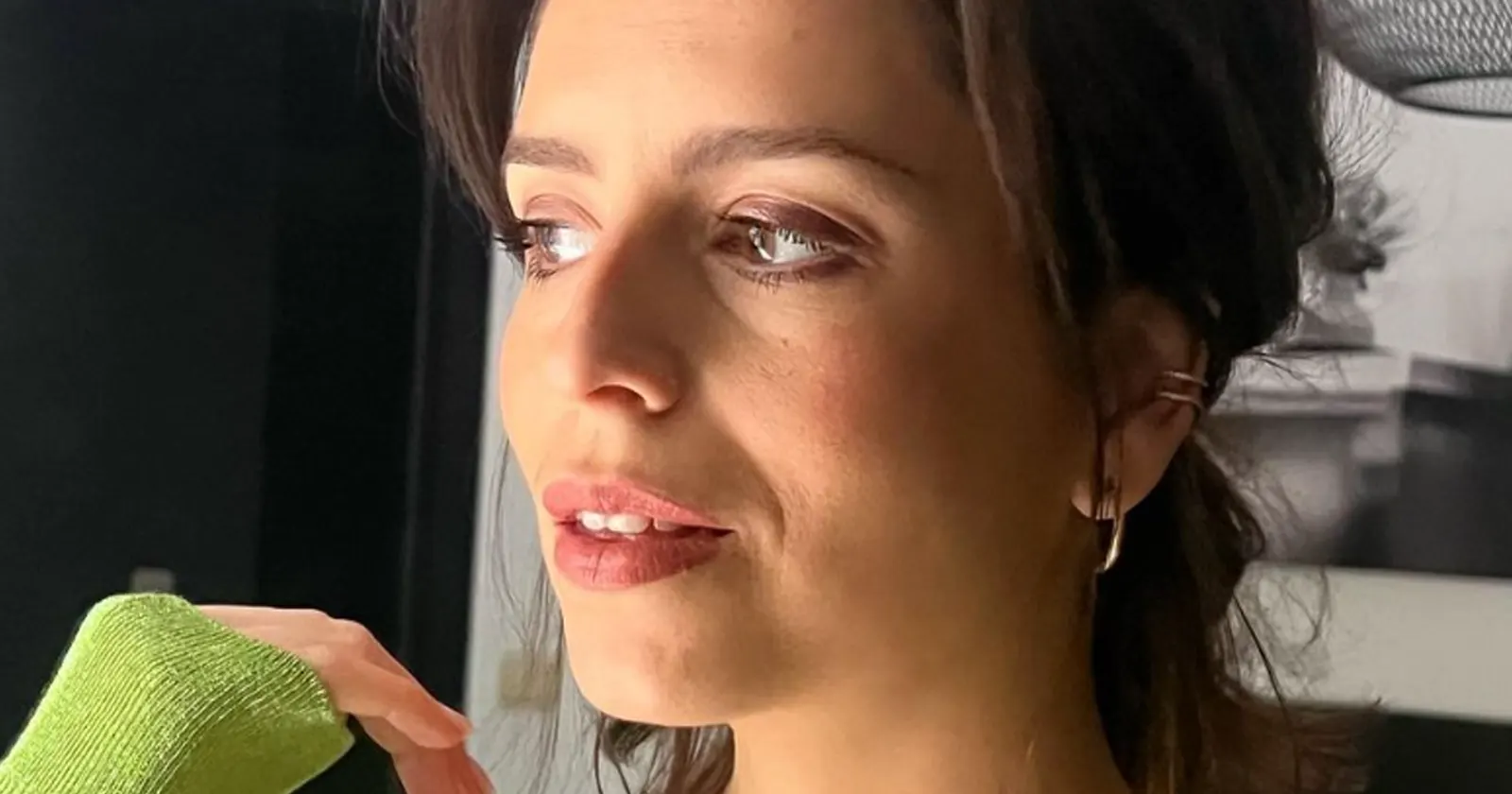 ‘Thuis’-actrice Lynn Van den Broeck verbaast fans met nieuwe badpakfoto ...