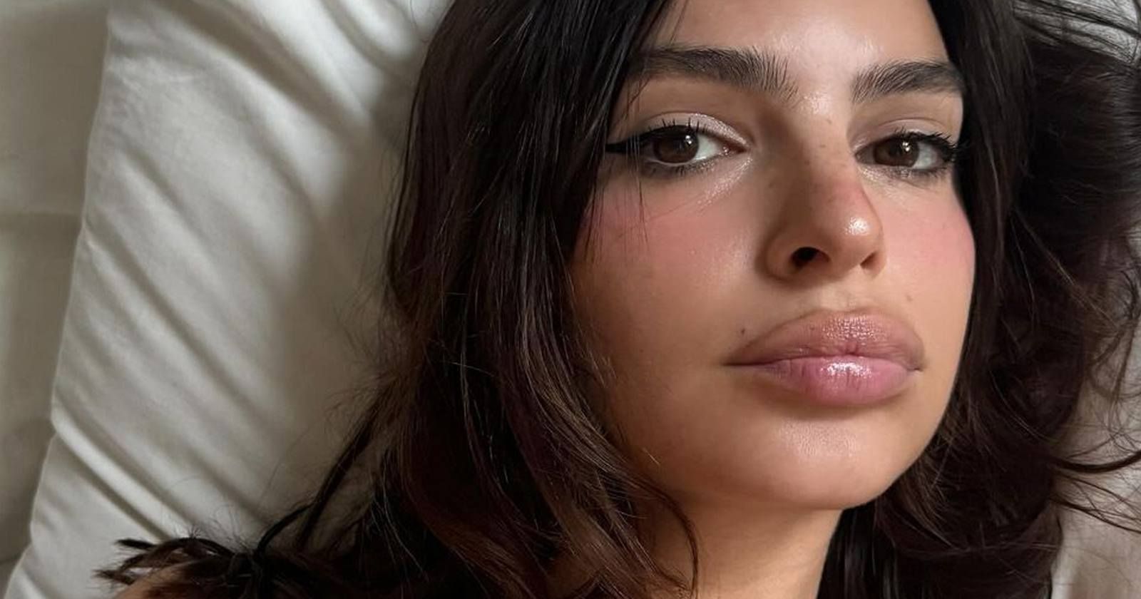 Emily Ratajkowski daagt Instagram uit door poedelnaakt te poseren ...
