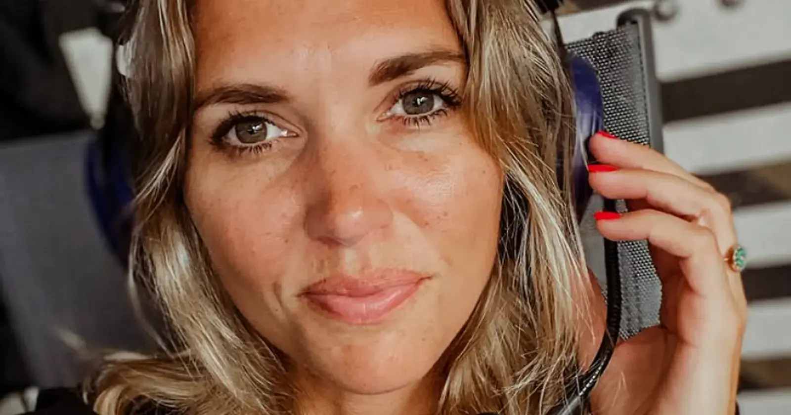 Sporza-commentator Ine Beyen straalt in elegante jurk: "Heel stijlvol ...