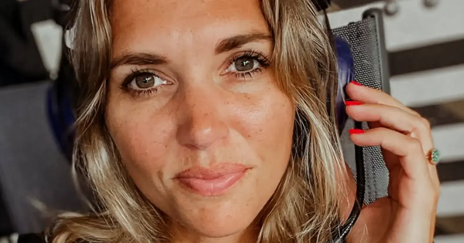 Sporza-commentator Ine Beyen poseert in zelf ontworpen wieleroutfit ...