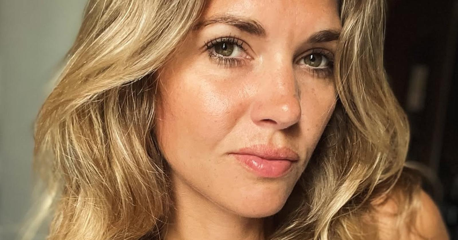 Sporza-commentator Ine Beyen straalt in zomerse outfit: "Prachtige foto ...