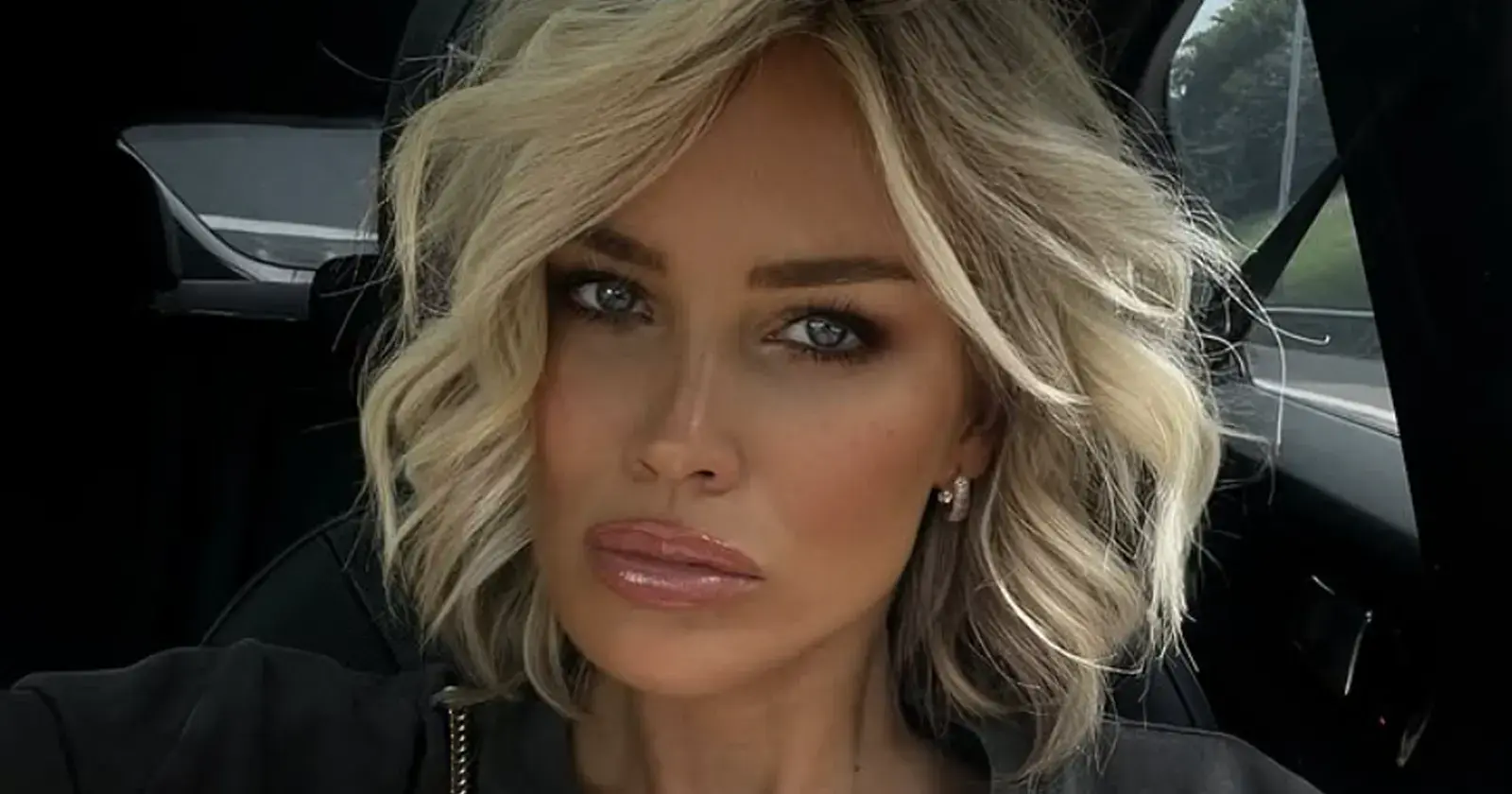 Amy uit ‘The Real Housewives of Antwerp’ poseert in uitgesneden rode ...