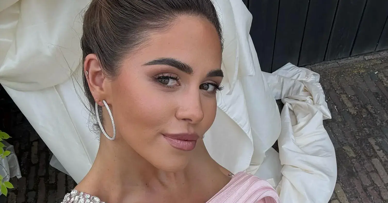 Sarah Puttemans straalt in elegante roze jurk: "De knapste!" (foto's ...