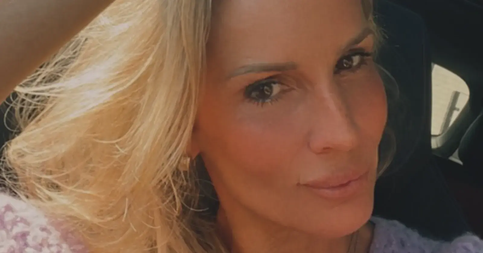 Joke van de Velde poseert in sportieve outfit op het strand: "Wat zie ...
