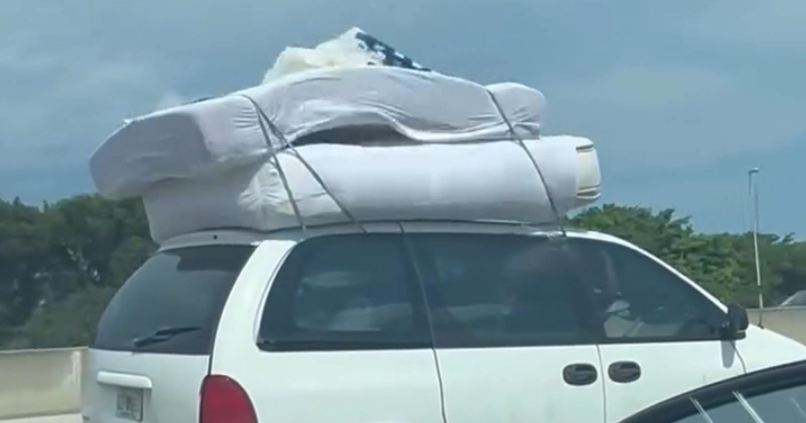 Matrassen op dak van auto vervoeren was GEEN goed idee: "Iemand slaapt ...