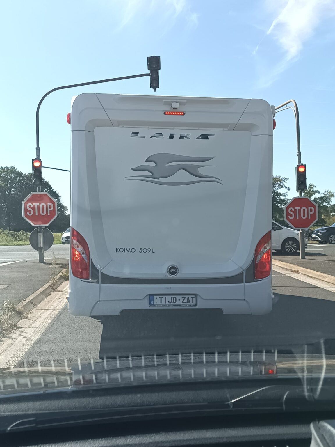 Mobilhome met gepersonaliseerde nummerplaat zorgt voor hilariteit ...