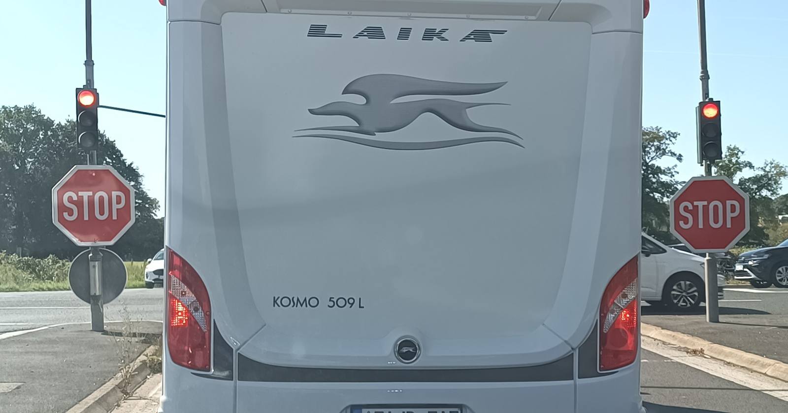 Mobilhome met gepersonaliseerde nummerplaat zorgt voor hilariteit ...