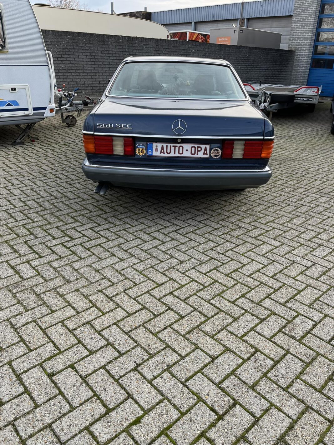 Foto van oldtimer gaat viraal door gepersonaliseerde nummerplaat ...