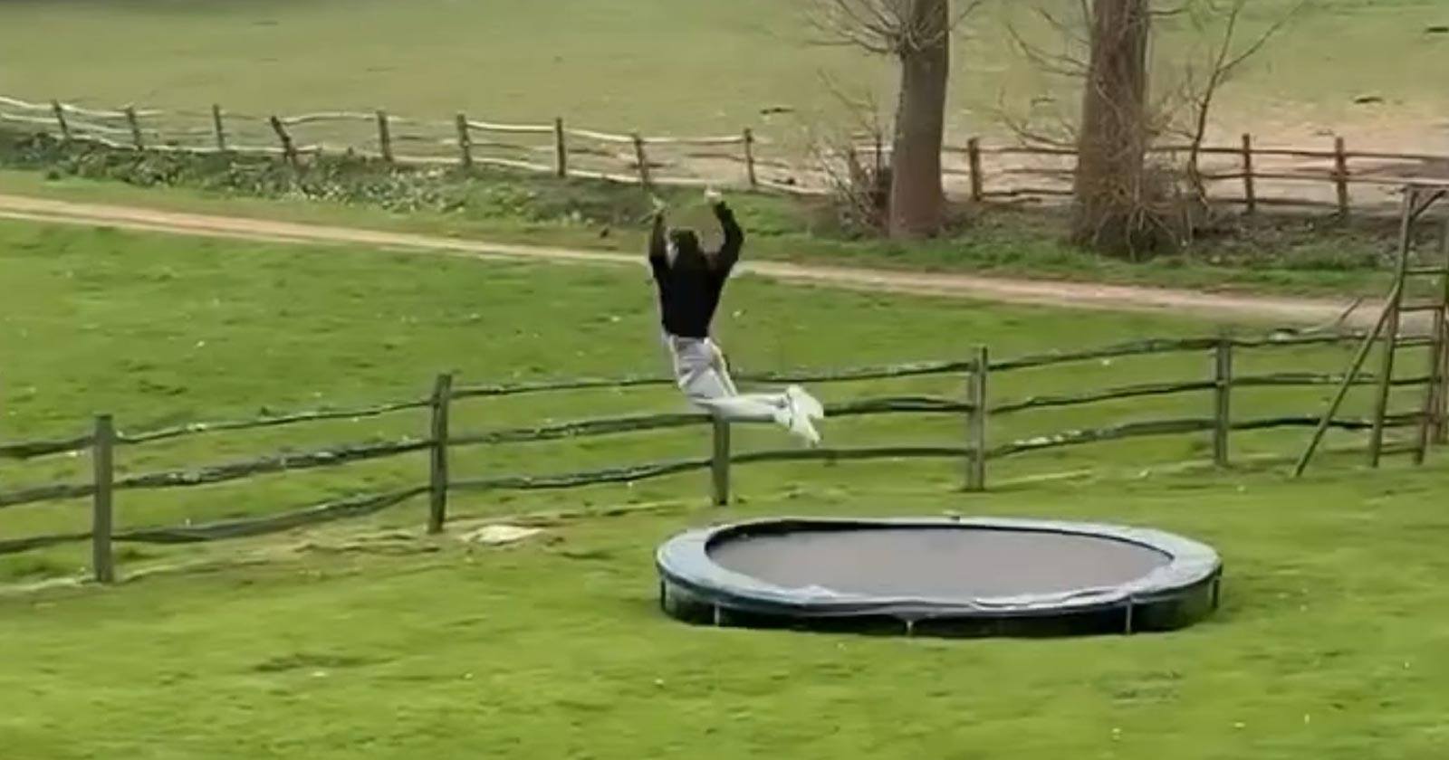 Kerel springt keihard op trampoline, maar niemand weet wat zijn plan ...